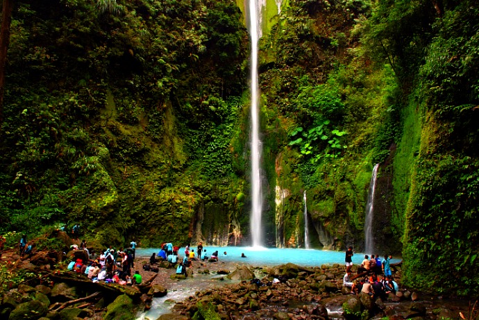 Butuh Kesegaran Saat Akhir Tahun, Datang Saja ke 5 Air Terjun ini!