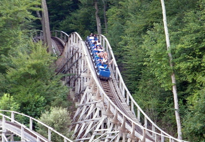 6 Roller Coaster dari Kayu Paling Ekstrim, Berani?