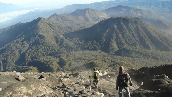 10 Gunung Angker di Indonesia, Berani Mendaki?