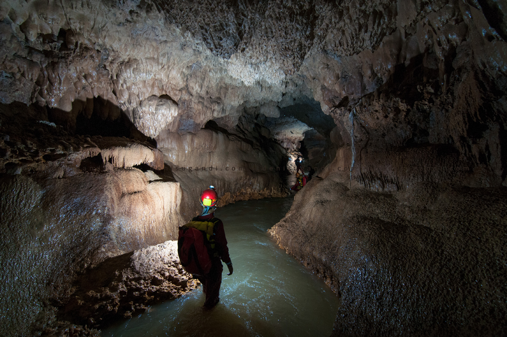 10 Destinasi Wisata Gua yang Eksotis di Indonesia
