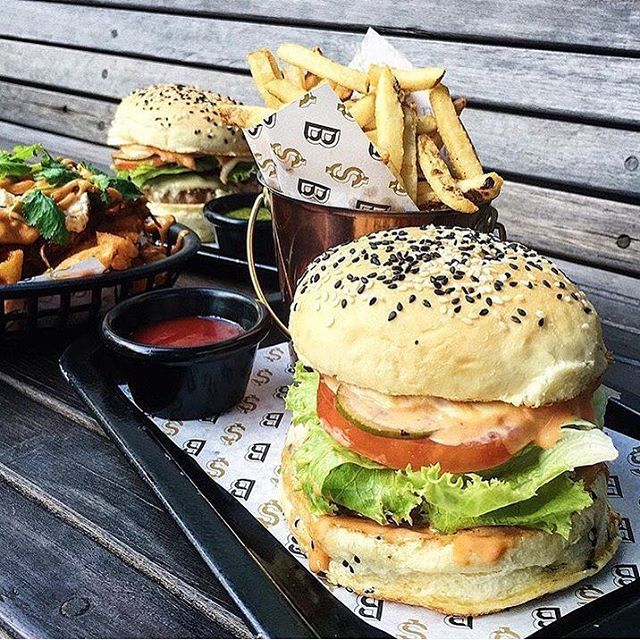 Menikmati Bali dari Kafe-kafe Hits di Seminyak