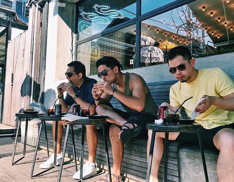 Menikmati Bali dari Kafe-kafe Hits di Seminyak