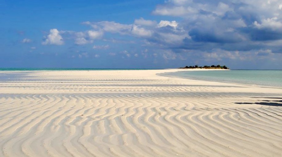 Pantai-Pantai Cantik dengan Ombak Tenang di Pesisir Utara Jawa Timur