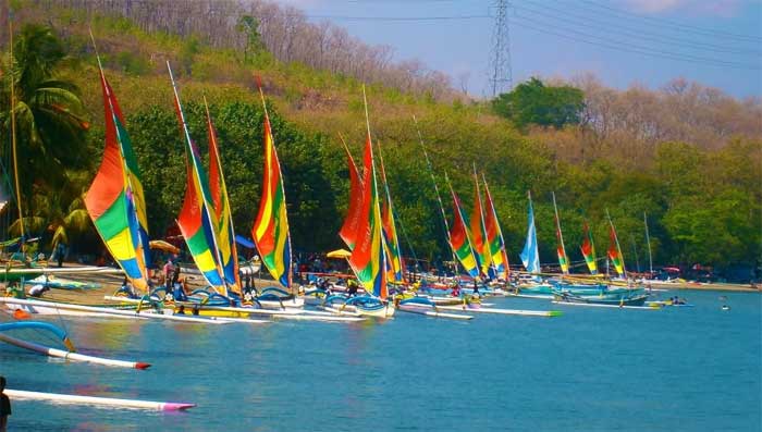 Pantai-Pantai Cantik dengan Ombak Tenang di Pesisir Utara Jawa Timur