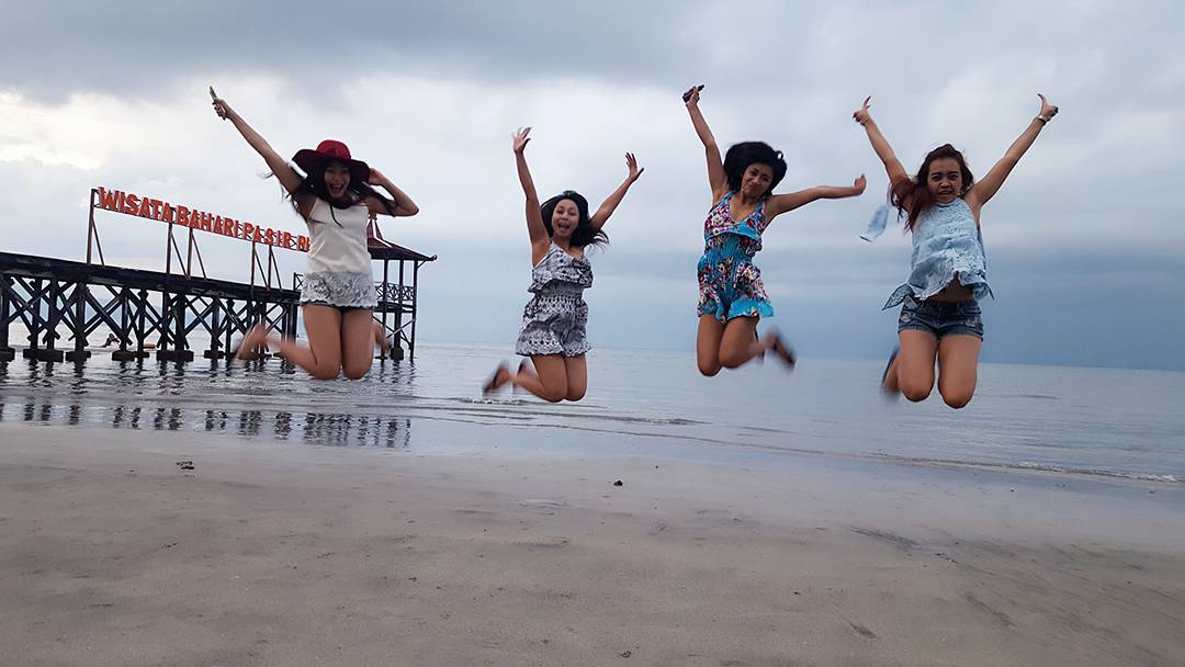 Pantai-Pantai Cantik dengan Ombak Tenang di Pesisir Utara Jawa Timur