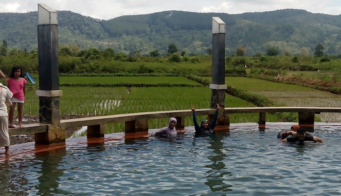 Nikmatnya Berendam di Kolam Air Soda yang Ada di Tapanuli Utara
