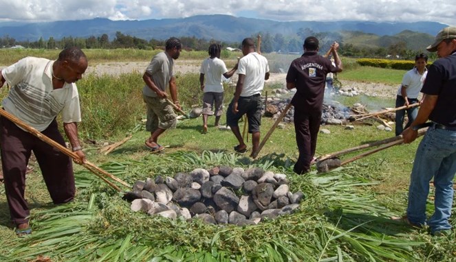 Mengagumi Keramahan Papua Lewat Upacara Bakar Batu
