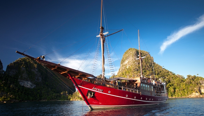 Menjelajahi Kepulauan Indonesia Secara Mewah di Atas Kapal Phinisi ...