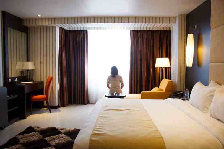 10 Gaya Foto di Ranjang Hotel yang Menginspirasi untuk Dicontek