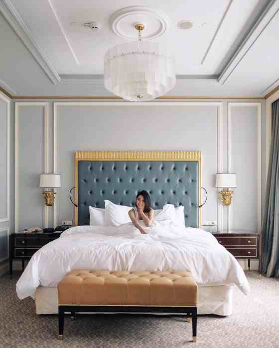 10 Gaya Foto di Ranjang Hotel yang Menginspirasi untuk Dicontek
