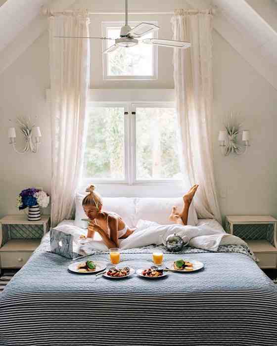 10 Gaya Foto di Ranjang Hotel yang Menginspirasi untuk Dicontek