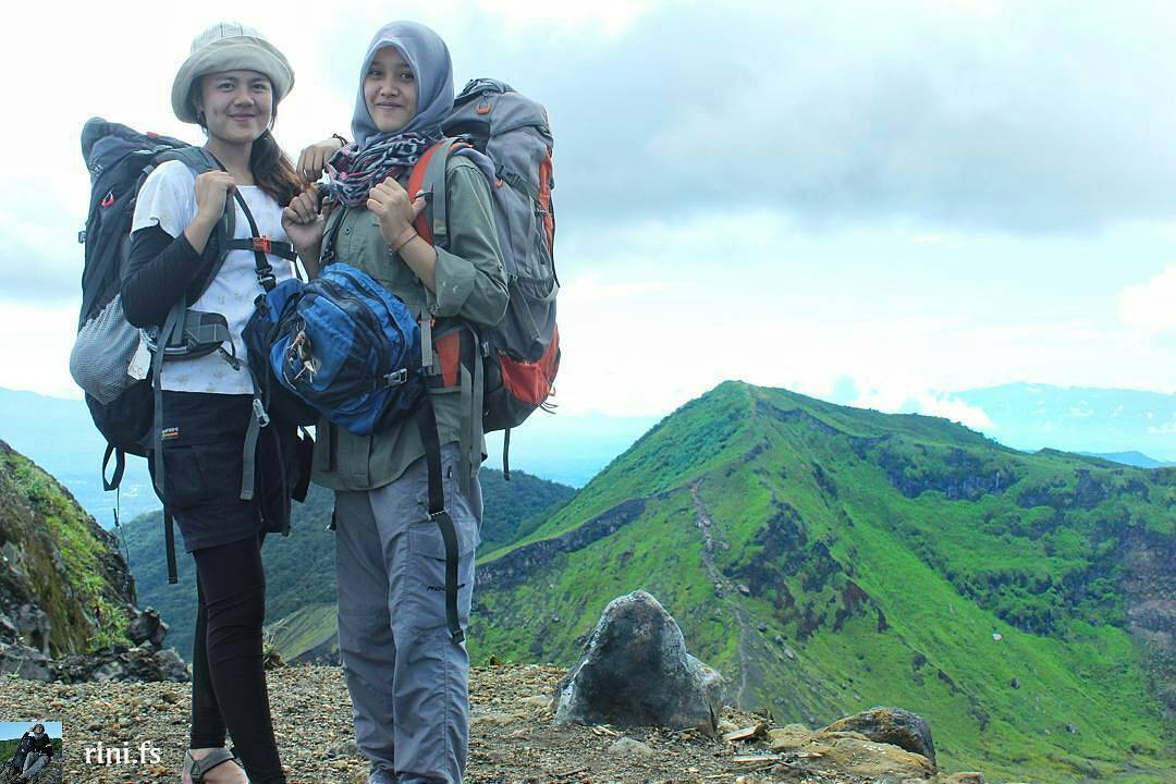 Tips Penting untuk Perempuan yang Mau Naik Gunung