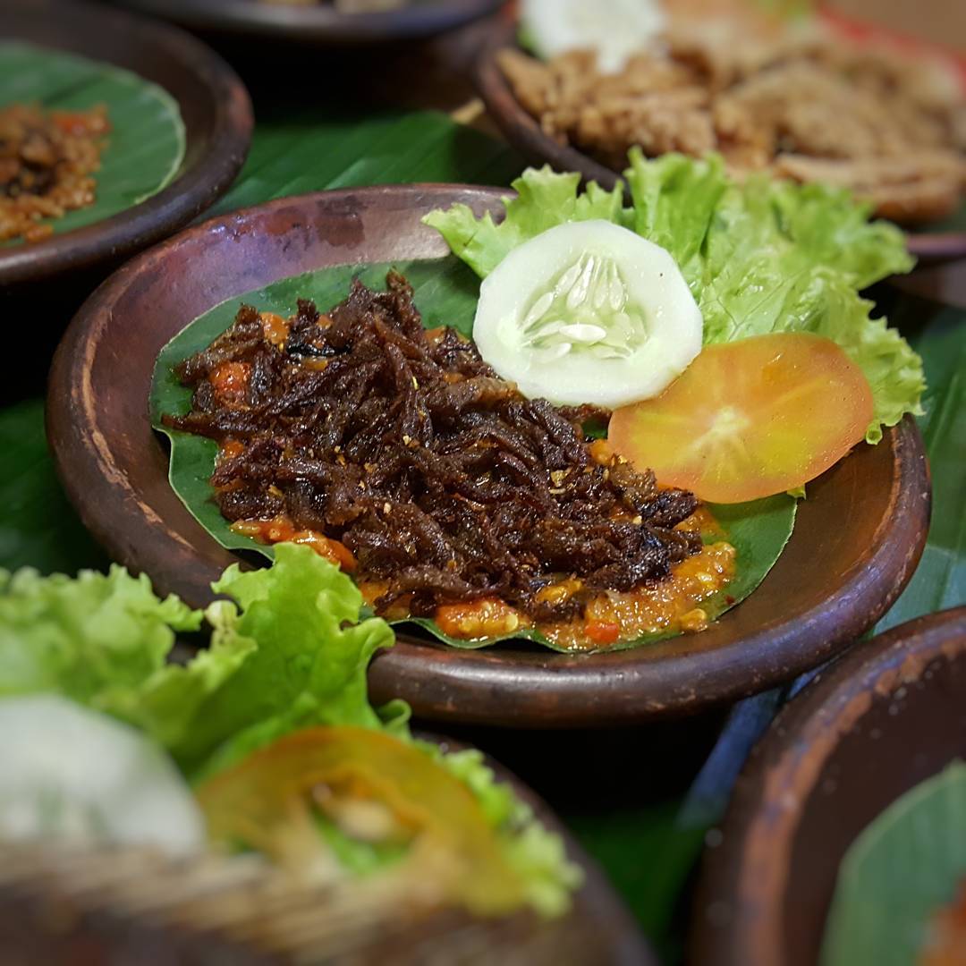 Kuliner Penyetan Pedes Gila di Surabaya