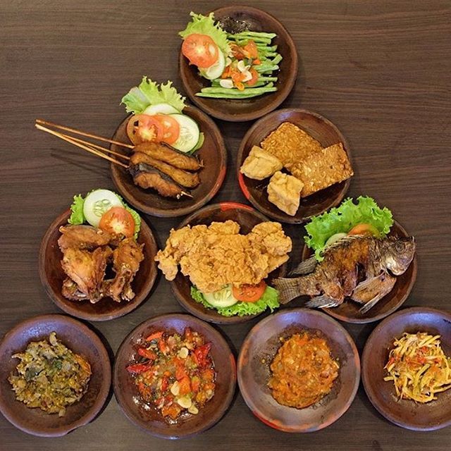 Kuliner Penyetan Pedes Gila di Surabaya