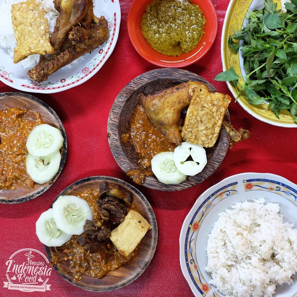 Kuliner Penyetan Pedes Gila di Surabaya