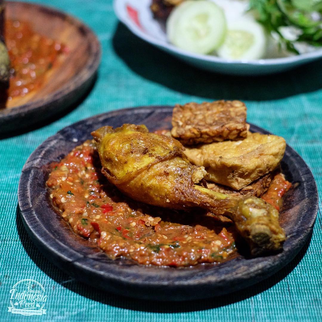 Kuliner Penyetan Pedes Gila di Surabaya