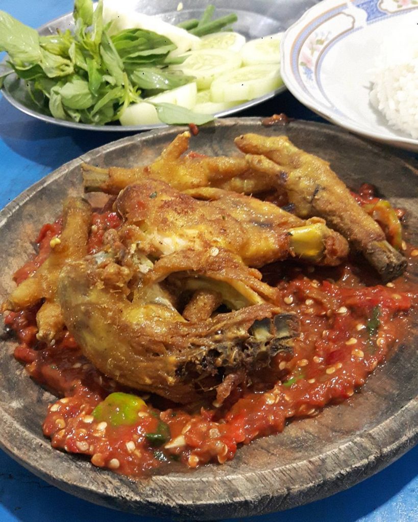 Kuliner Penyetan Pedes Gila di Surabaya