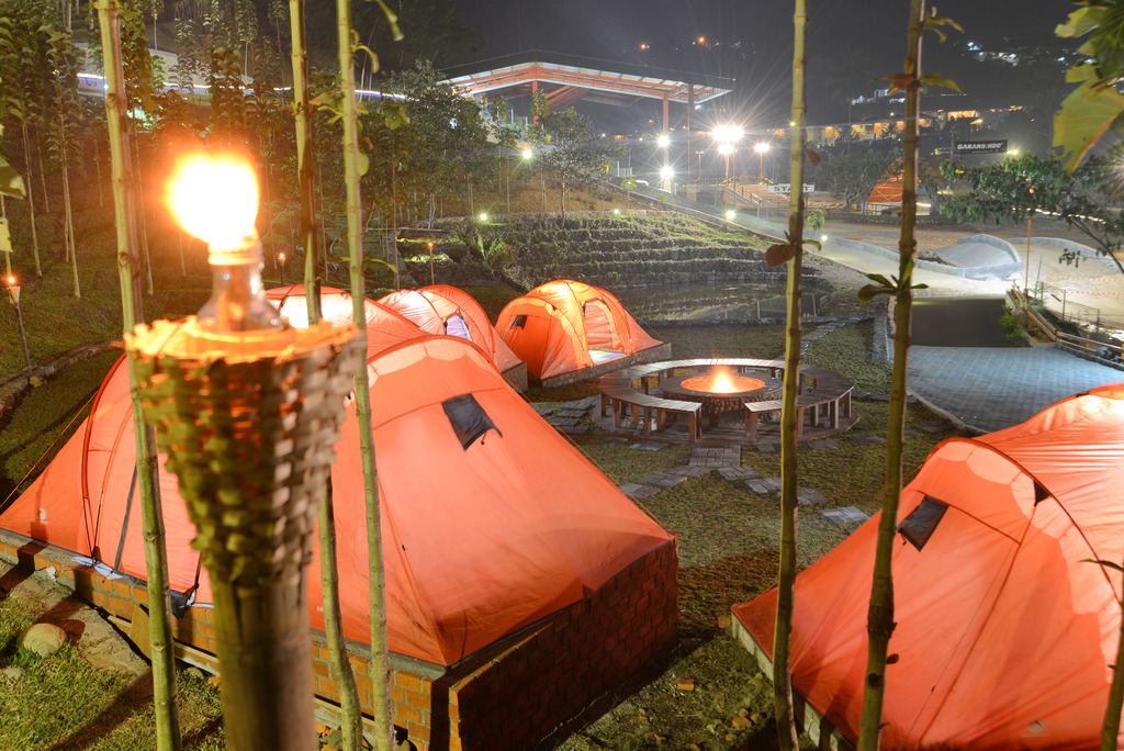 Sensasi Menginap di Kontainer Warna-warni