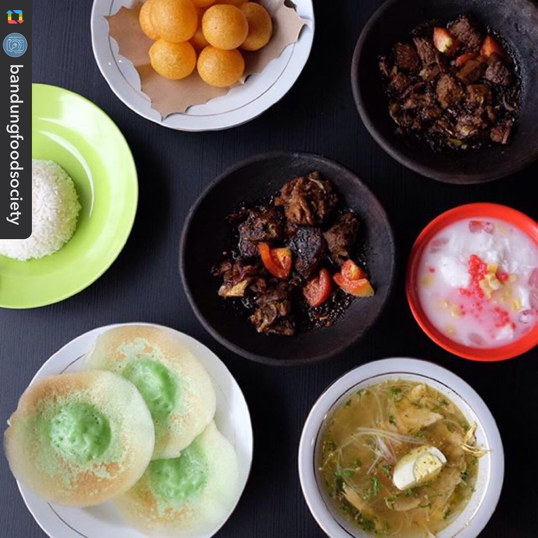 Kulineran di Sepanjang Jalan Braga, Bandung