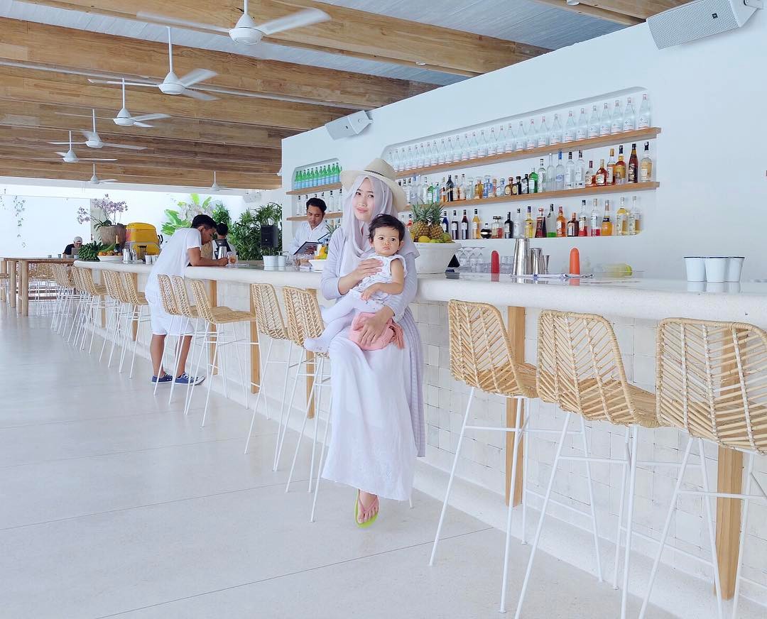 Wah, Ada Kafe Plus Kolam Renang Air Asin Pertama di Bali