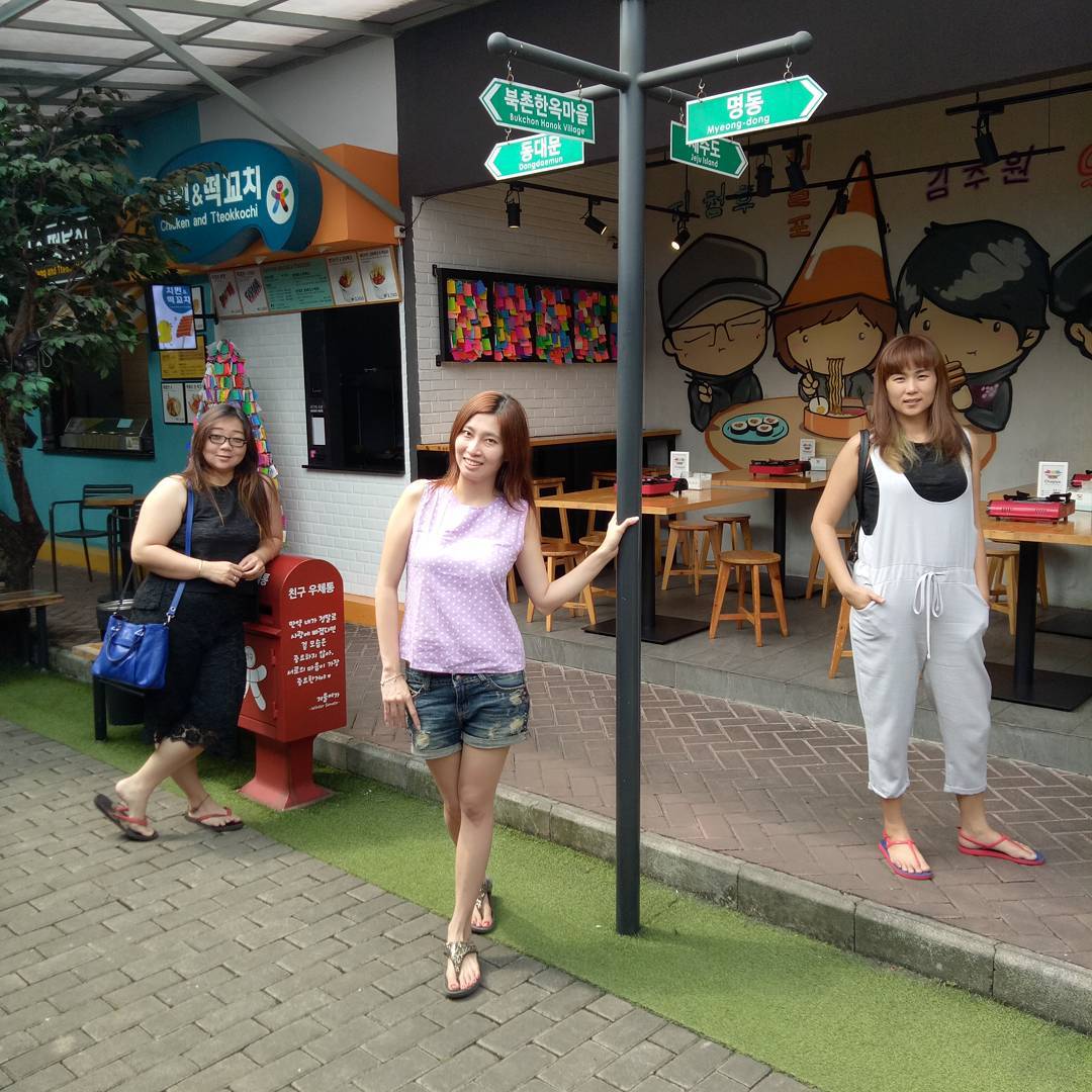 Cafe di Bandung ini Ajak Kamu Makan Pakai Hanbok dengan Suasana Korea
