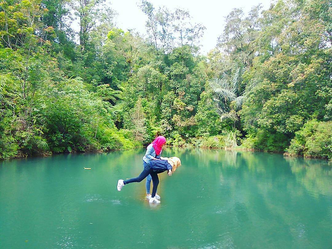 Danau ini Saking Jernihnya Jadi Seolah Berjalan di Atas Air