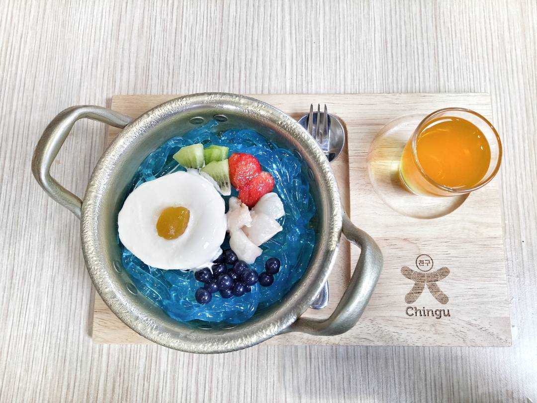 Cafe di Bandung ini Ajak Kamu Makan Pakai Hanbok dengan Suasana Korea