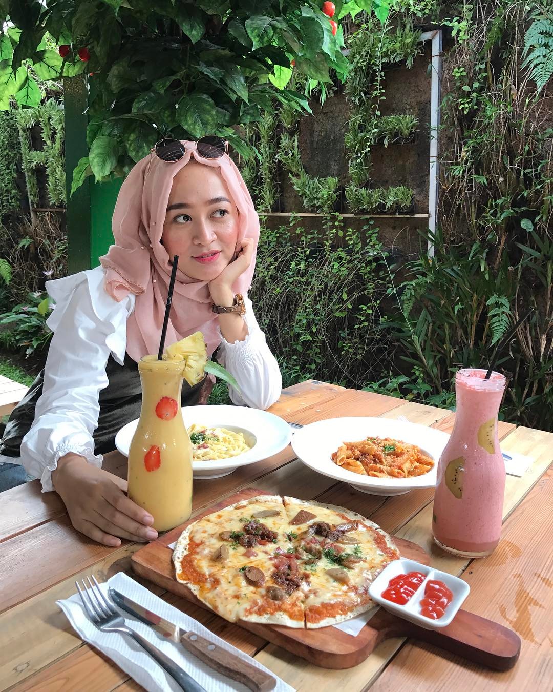 ForesThree, Cafe dengan Suasana Hutan dan Menu Sehat di Bogor