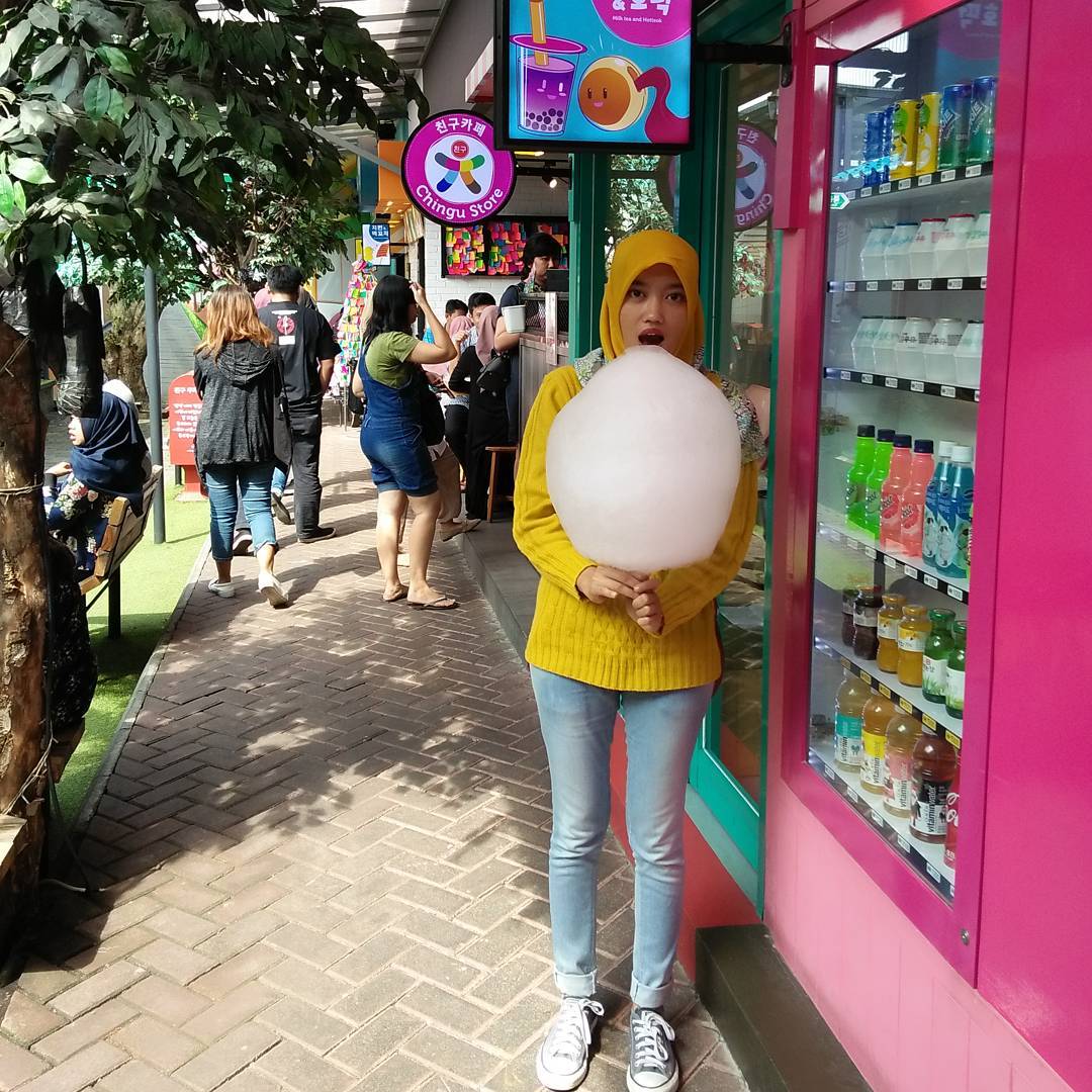 Cafe di Bandung ini Ajak Kamu Makan Pakai Hanbok dengan Suasana Korea