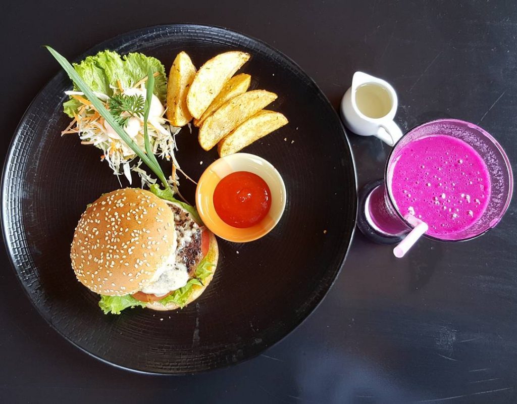 ForesThree, Cafe dengan Suasana Hutan dan Menu Sehat di Bogor