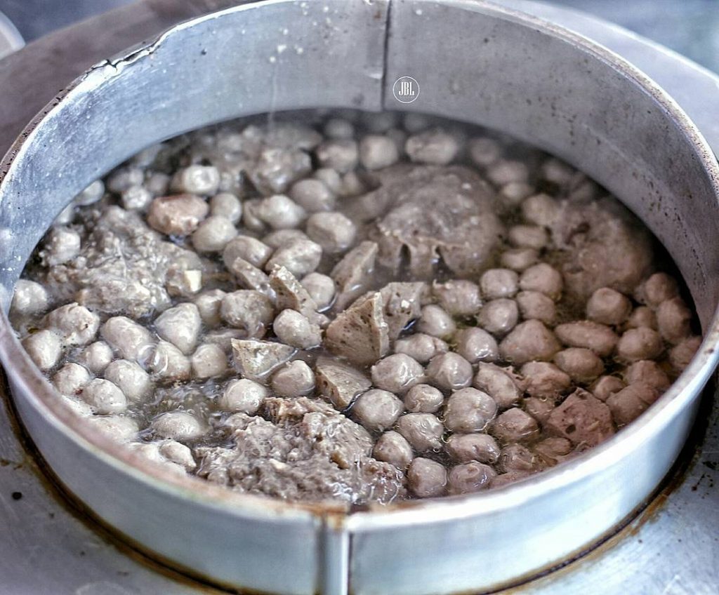 Bakso Raksasa Bikin Enek, Pilih yang Kerikil Saja