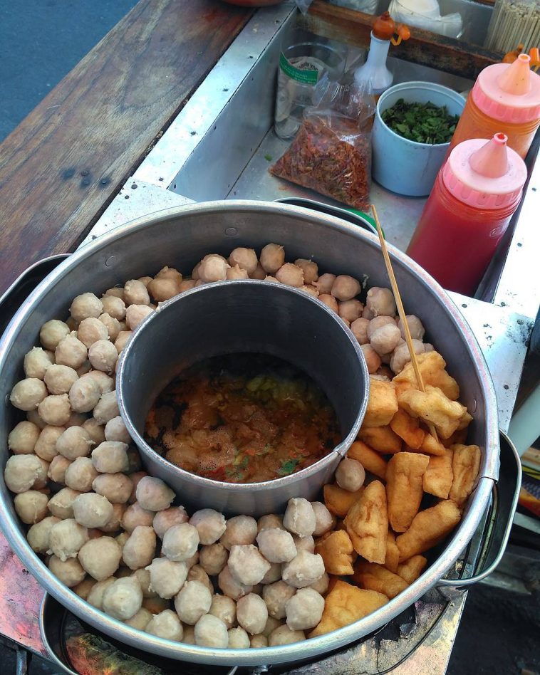 Bakso Raksasa Bikin Enek, Pilih yang Kerikil Saja