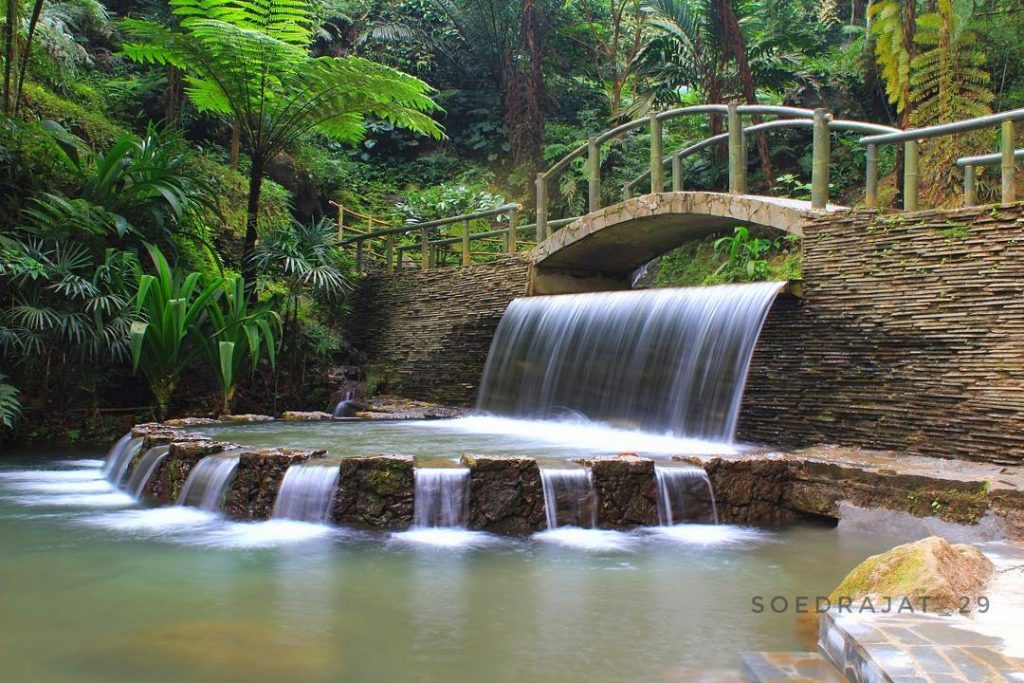 Curug Cipeuteuy, Wisata Majalengka di Kaki Gunung Ciremai