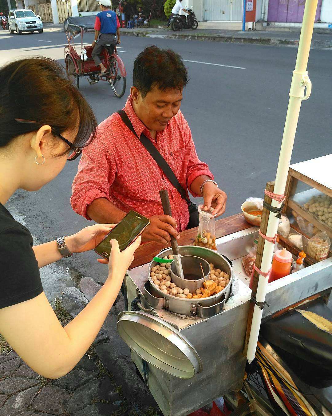 Bakso Raksasa Bikin Enek, Pilih yang Kerikil Saja