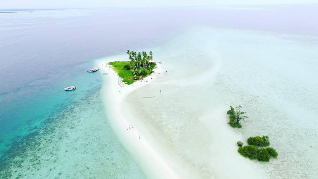 Berjalan ke Tengah Laut di Pulau Spongebob, Surganya Kalimantan Timur