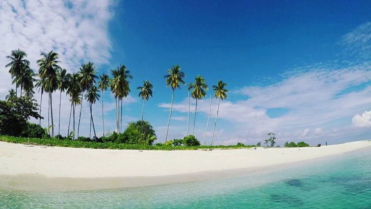 Berjalan ke Tengah Laut di Pulau Spongebob, Surganya Kalimantan Timur