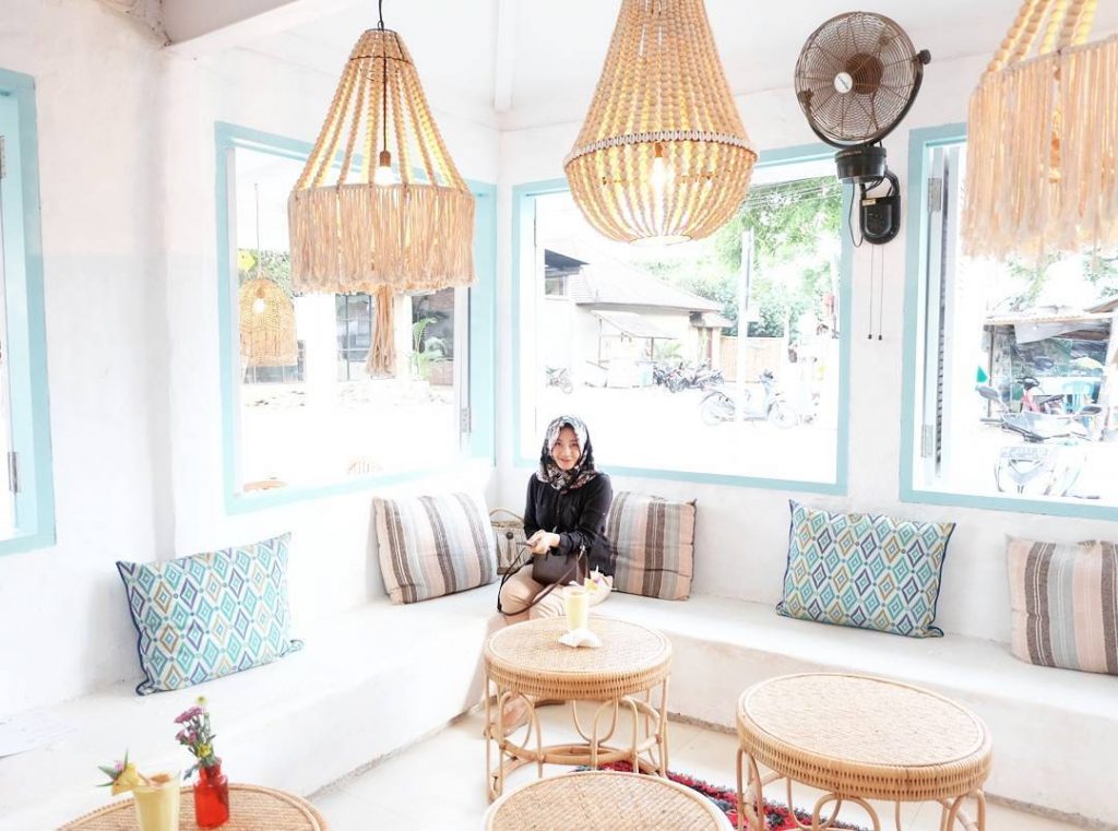 Kenza Cafe, Tempatnya Nongkrong Asyik di Pesisir Pantai Kuta Lombok