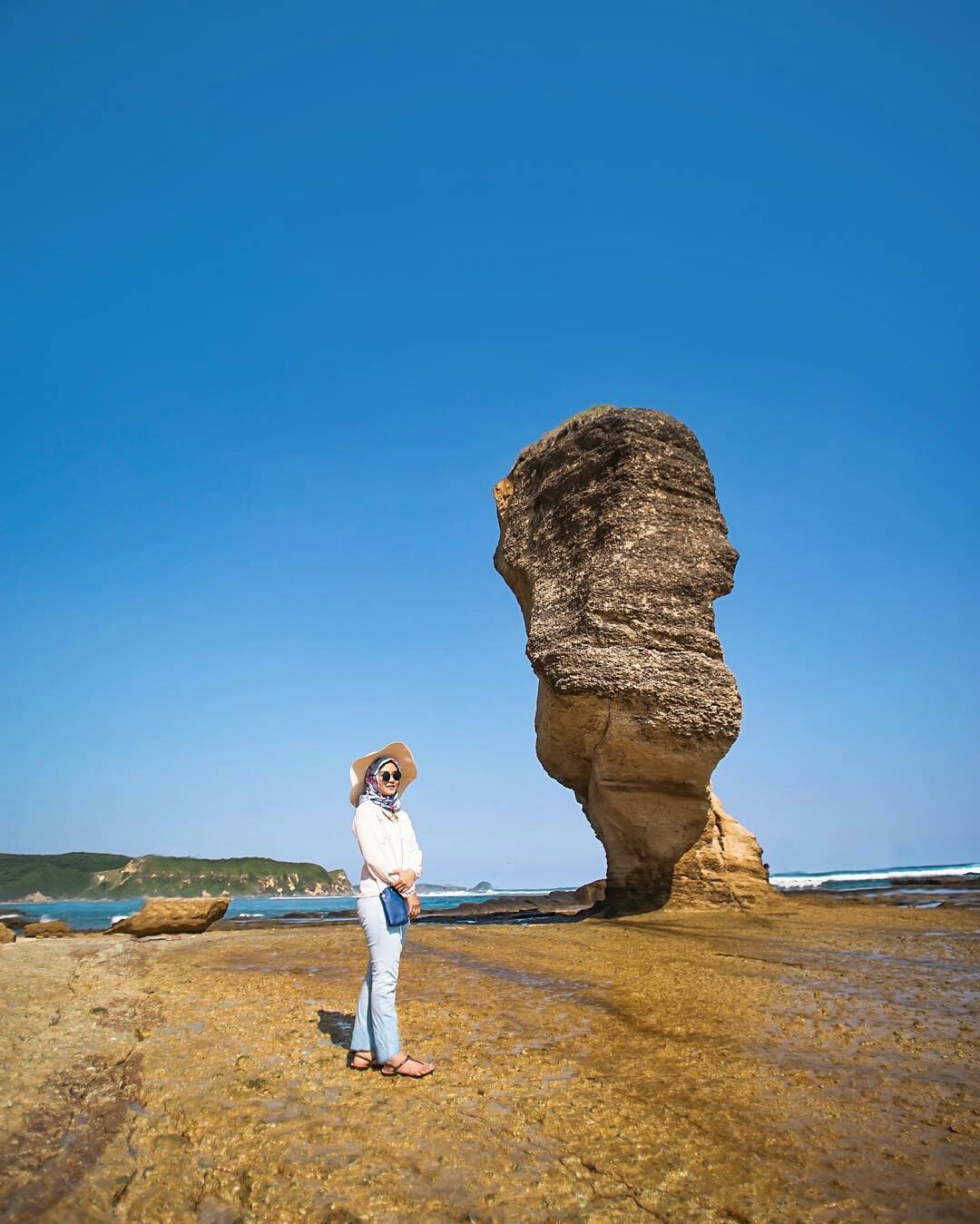 5 Pantai Indonesia Ini Punya Batu Unik, Ada yang Bentuknya Bikin Geli