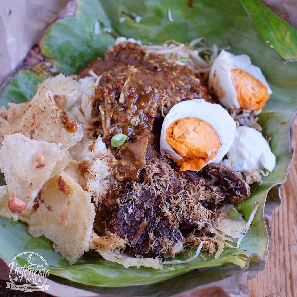 Nasi Pecel Bu Djoyo, Kuliner Legendaris yang Fenomenal di Surabaya