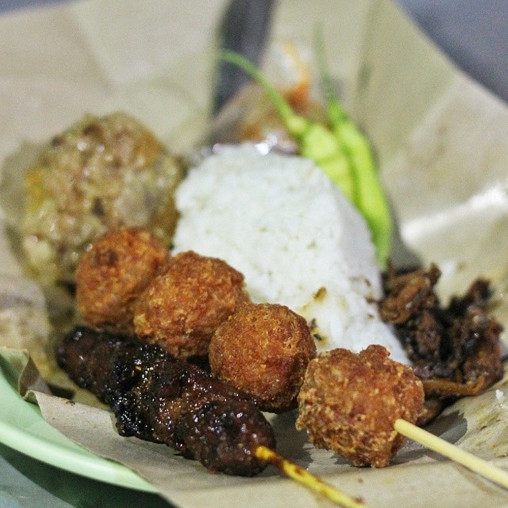 Nongkrong Seru di Angkringan Solo, ‘Surganya’ Jajanan Enak di Malam Hari