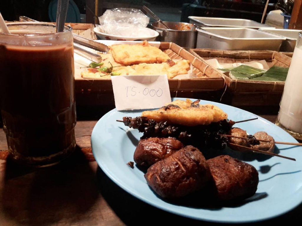Nongkrong Seru di Angkringan Solo, ‘Surganya’ Jajanan Enak di Malam Hari