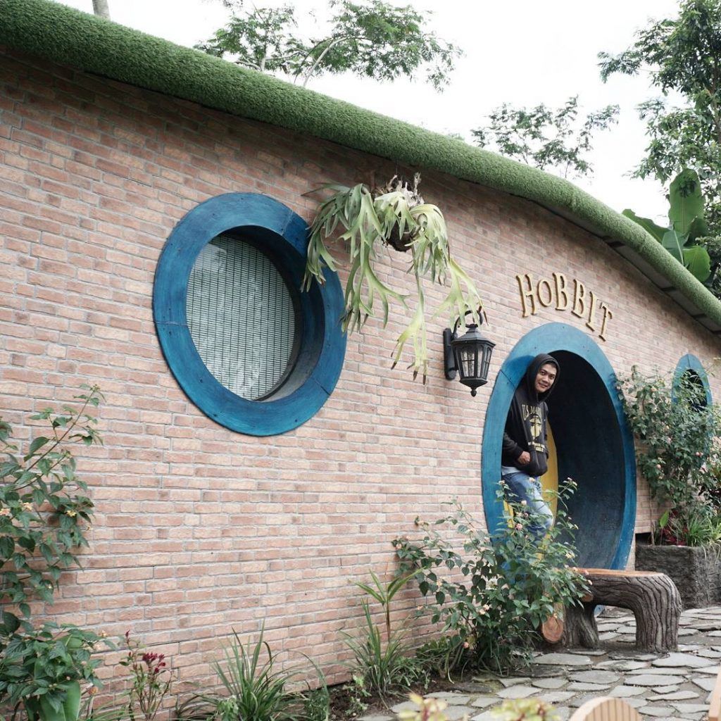 4 Destinasi Wisata Rumah Hobbit di Indonesia, Punya Karakter yang Berbeda
