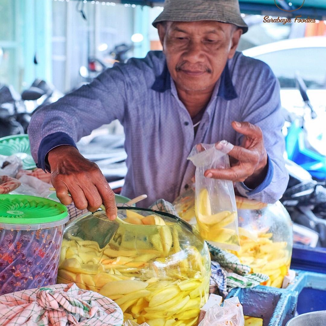 Jajan Manisan di Surabaya, Asam Manisnya Bikin Pengen Nambah Lagi