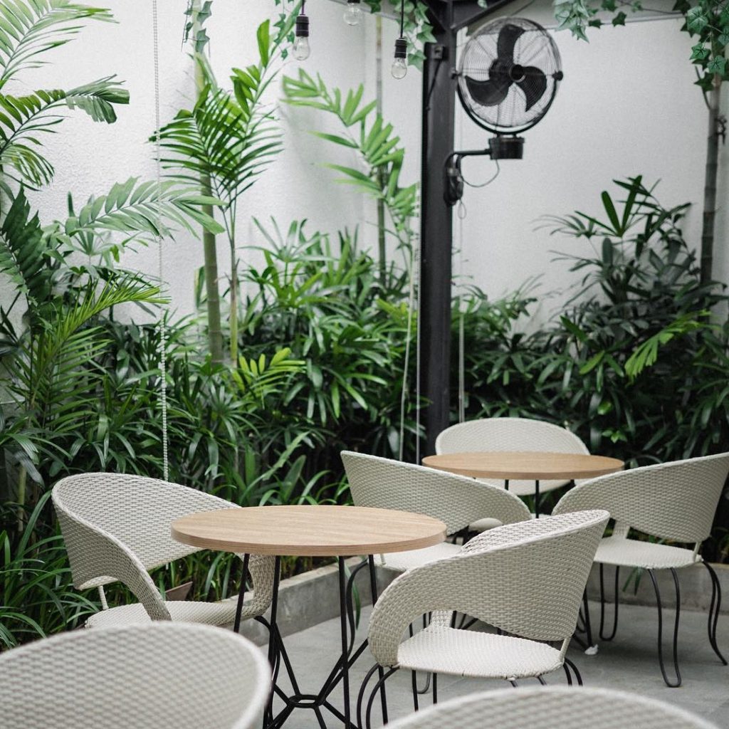 Kafe di Surabaya Berkonsep Taman, Nongkrong Asyik Sekalian Ngadem