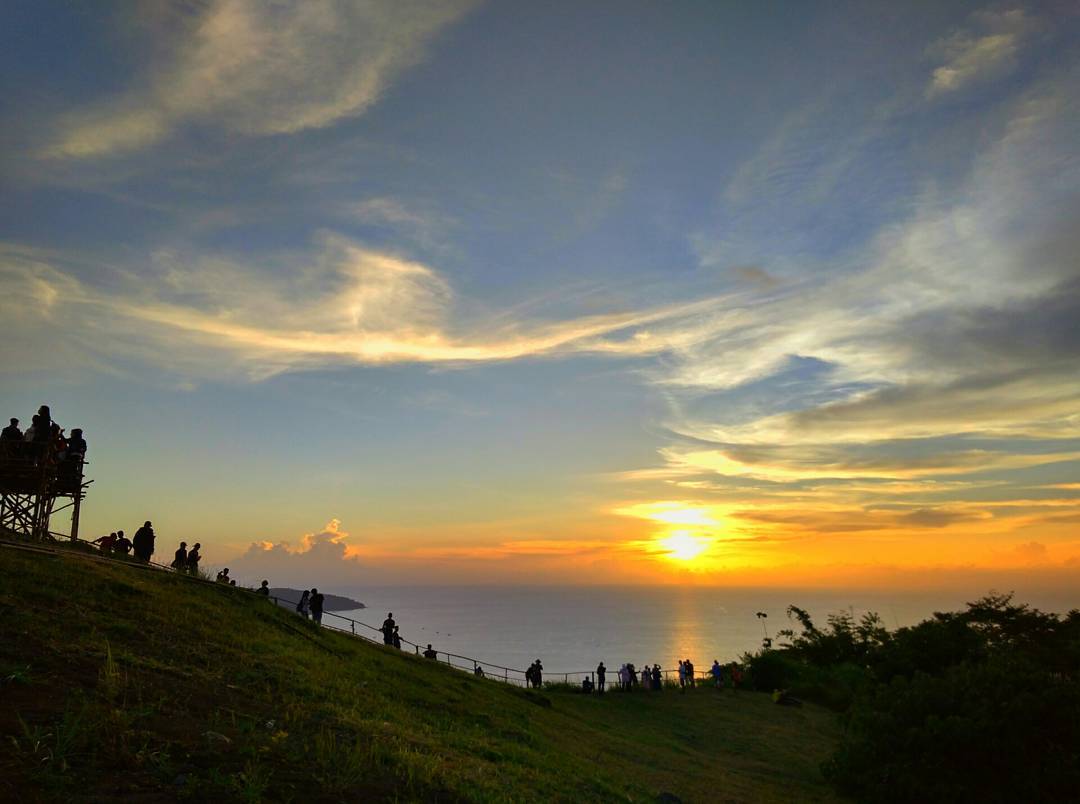 Puncak Darma Sukabumi, Spot Sunrise Keren dengan Pemandangan Bukit dan ...
