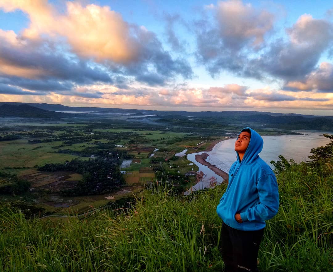 Puncak Darma Sukabumi, Spot Sunrise Keren dengan Pemandangan Bukit dan ...