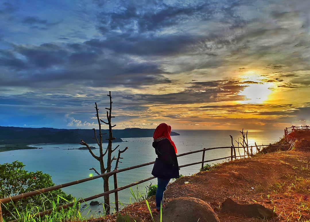 Puncak Darma Sukabumi, Spot Sunrise Keren dengan Pemandangan Bukit dan ...