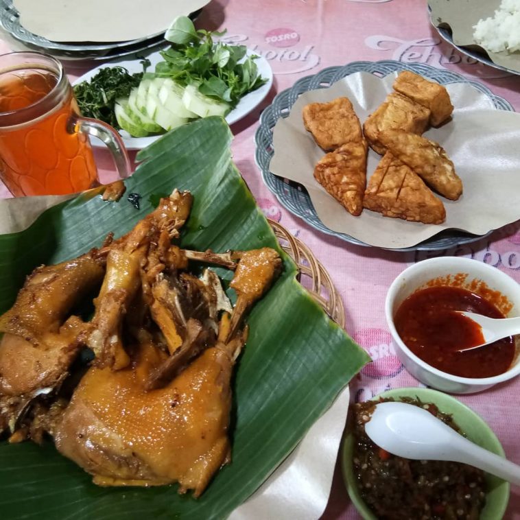 Ayam Goreng Mbah Cemplung, Kuliner ‘Mblusuk’ di Jogja yang Istimewa