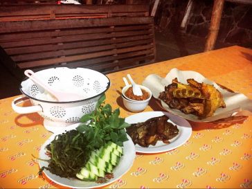 Ayam Goreng Mbah Cemplung, Kuliner ‘Mblusuk’ di Jogja yang Istimewa