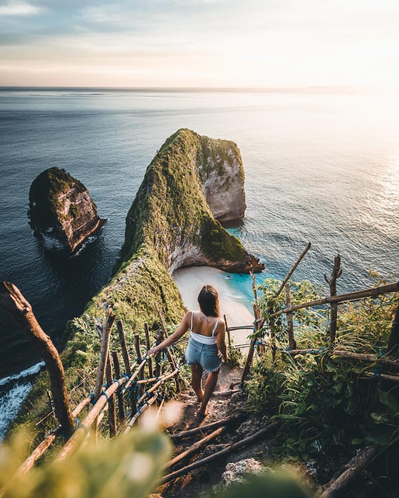 Pemandangan Eksotis dari Tebing Tepi Pantai, Bali Juaranya